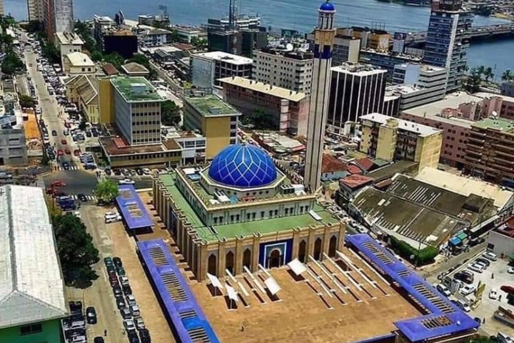 *Carte postale. Abidjan, ses atouts économiques et touristiques*